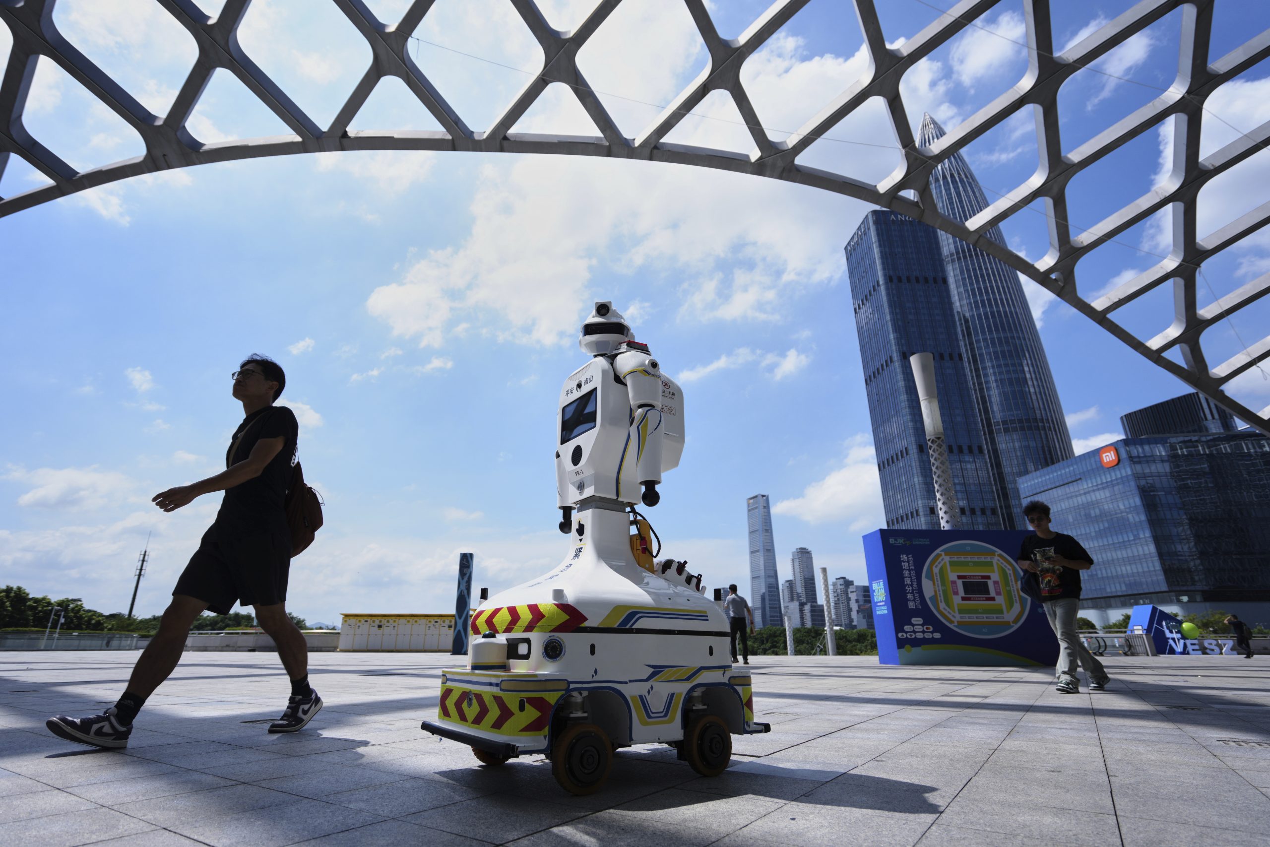 VEŠTAČKA INTELIGENCIJA I ROBOTI: Da li će zameniti ljude? - TV Palma Plus