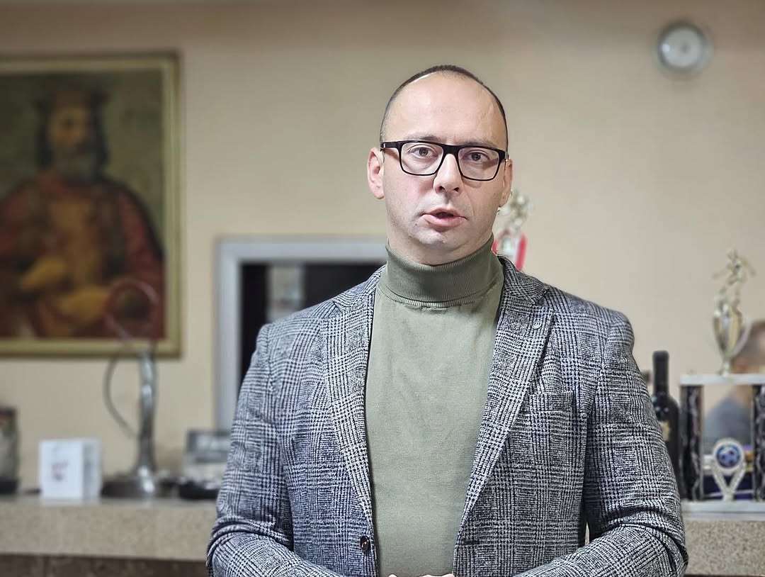 IGOR SIMIĆ: U Opštini Zvečan oskrnavljene ikone, svetiteljima izgrebane ...